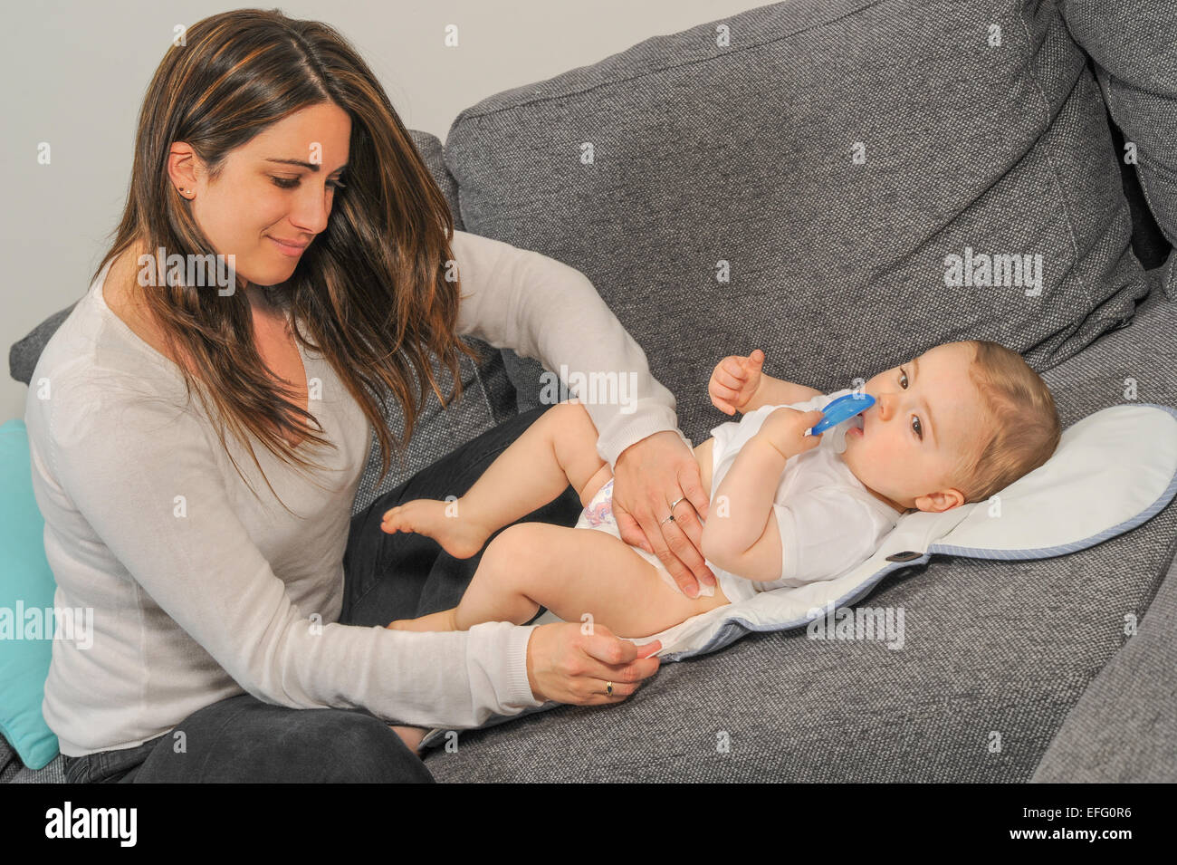 Baby windel wechseln -Fotos und -Bildmaterial in hoher Auflösung – Alamy
