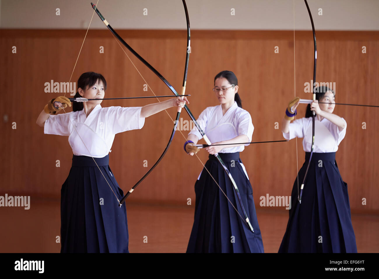 Kyudo girl -Fotos und -Bildmaterial in hoher Auflösung – Alamy