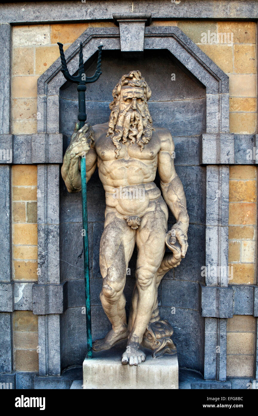 Neptun skulptur neptun statue -Fotos und -Bildmaterial in hoher Auflösung - Seite 3 - Alamy