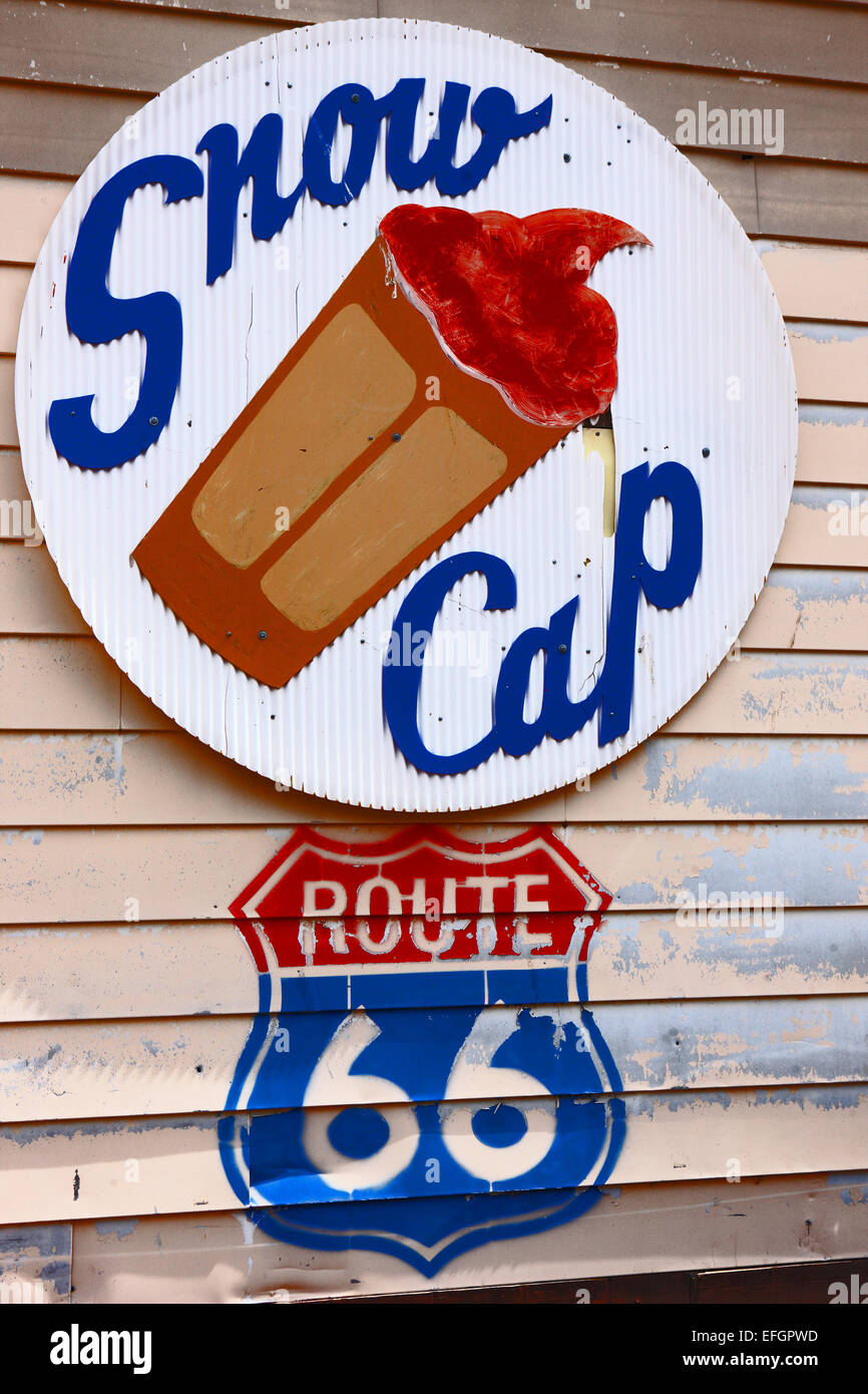 Route 66 Schild am Snow Cap Stockfotografie - Alamy