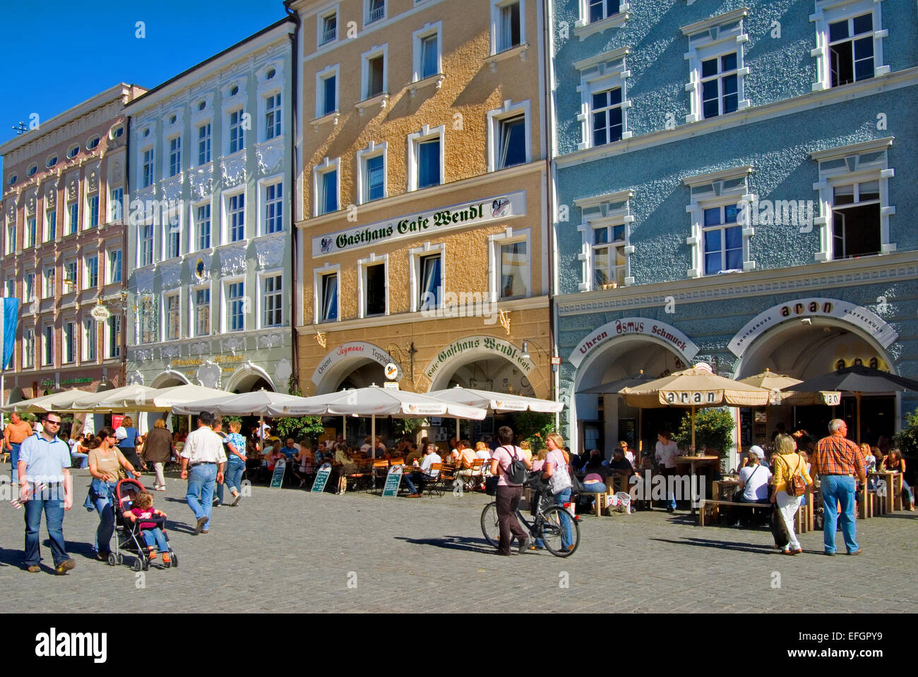 Rosenheim, Bayern, Deutschland. Fußgänger und Cafés im Marktplatz ...