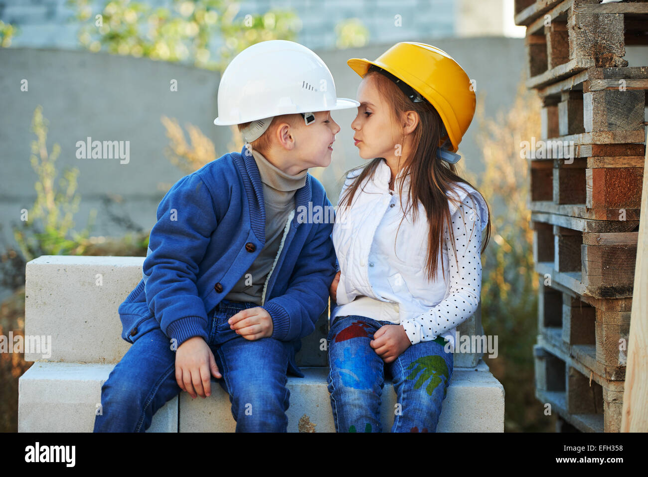 Kinder junge mädchen kuss -Fotos und -Bildmaterial in hoher Auflösung ...