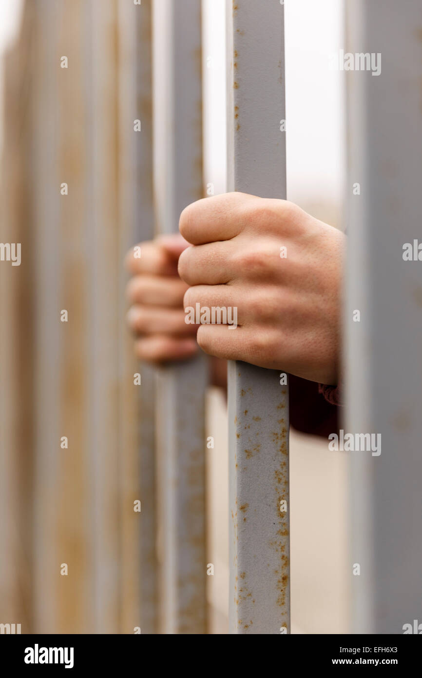 Menschen Hinter Gittern Stockfotos und -bilder Kaufen - Alamy