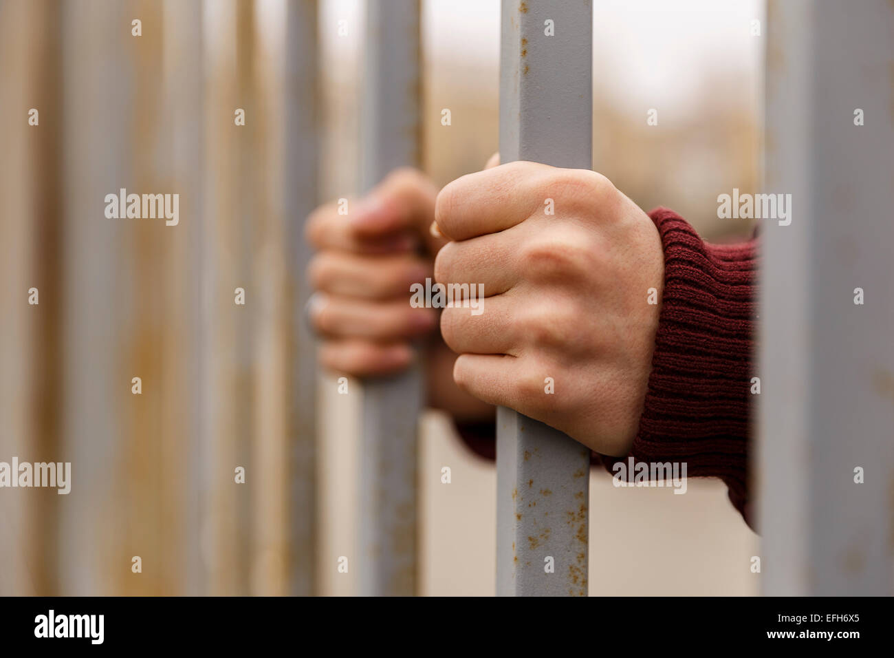 Hände hinter Gittern Stockfotografie - Alamy