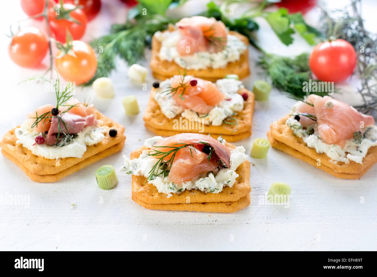 Lachs rohes Fleisch auf Salz Cracker mit Frischkäse, selektiven Fokus ...