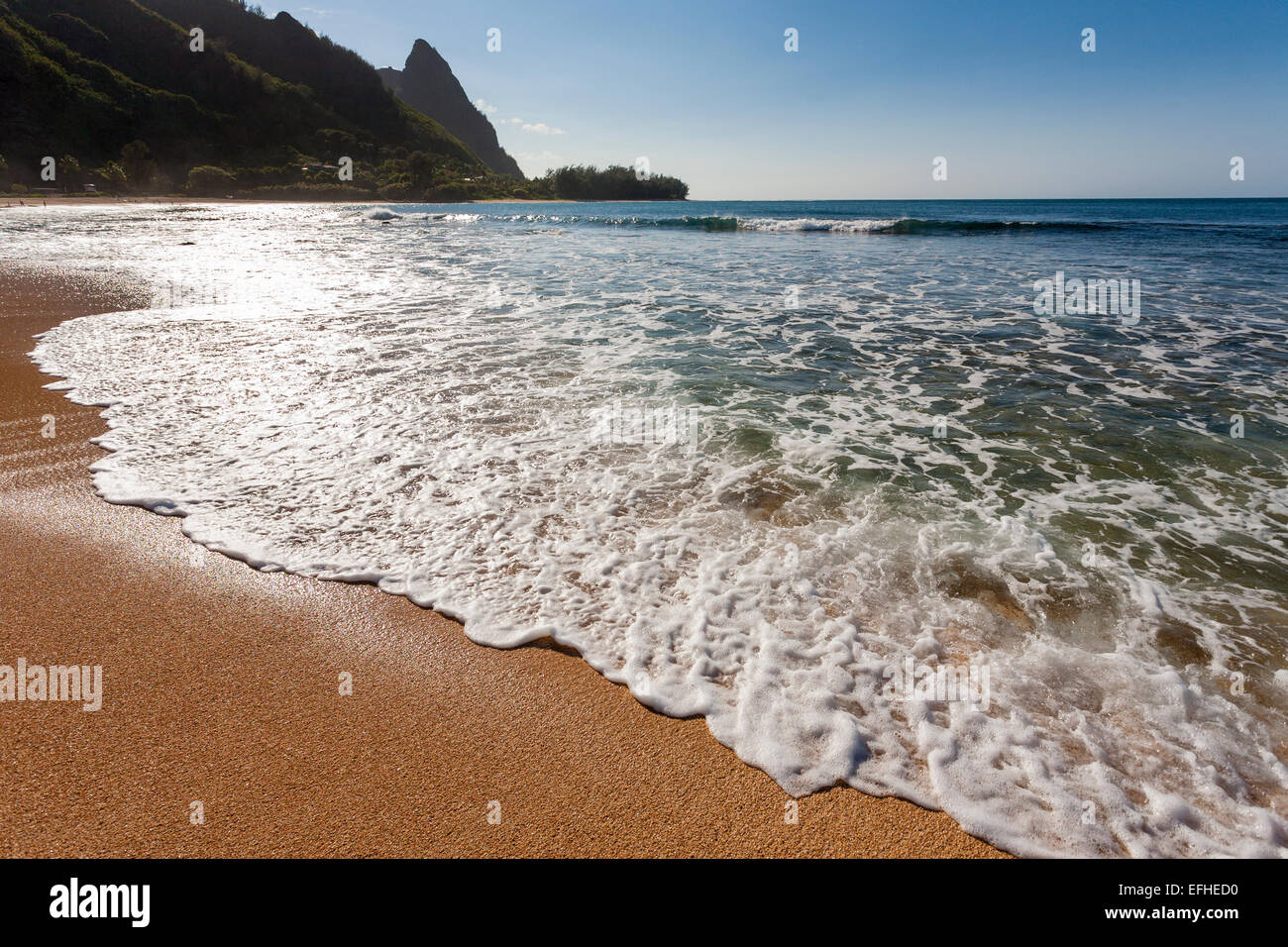 Bali Hai Welle. Eine sanfte Welle spült den Sand im Tunnel. Der ...