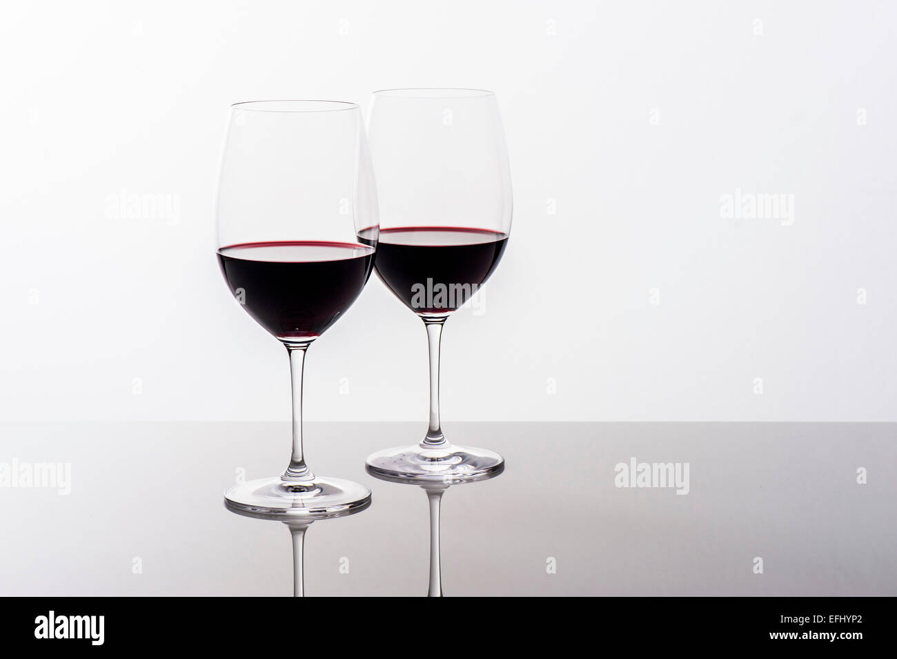 Gläser rotwein -Fotos und -Bildmaterial in hoher Auflösung – Alamy