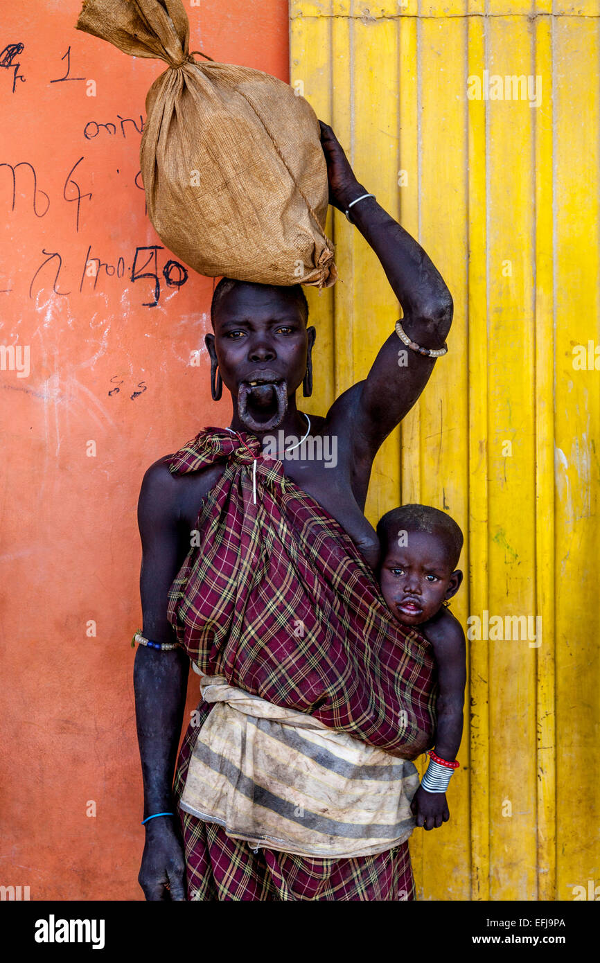Mursi baby -Fotos und -Bildmaterial in hoher Auflösung – Alamy