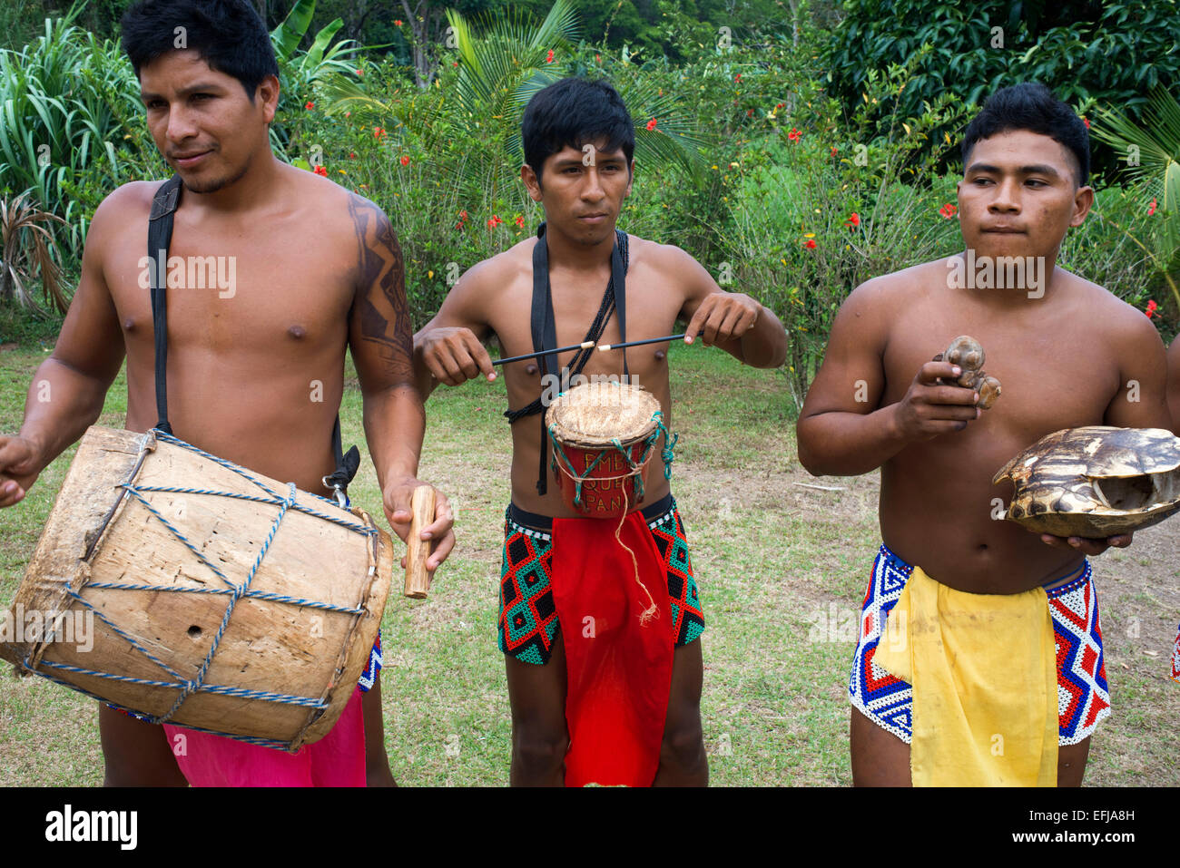 Musik und Tanz im Dorf des Stammes Native Indian Embera, Embera Dorf ...