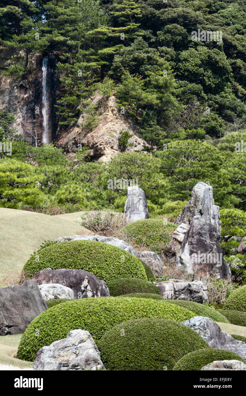 Der künstliche Kikaku-Wasserfall in den Gärten des Adachi Kunstmuseums ...