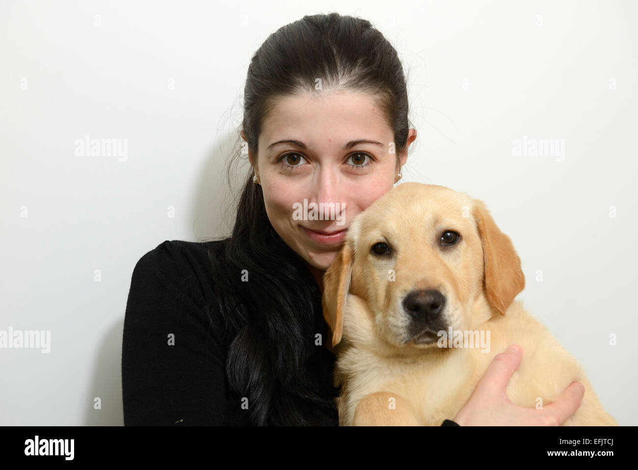 Frau mit gelber Labrador Golden Retriever mix Welpen Stockfotografie ...