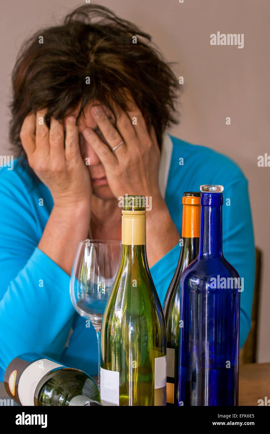 Besoffene frau -Fotos und -Bildmaterial in hoher Auflösung – Alamy