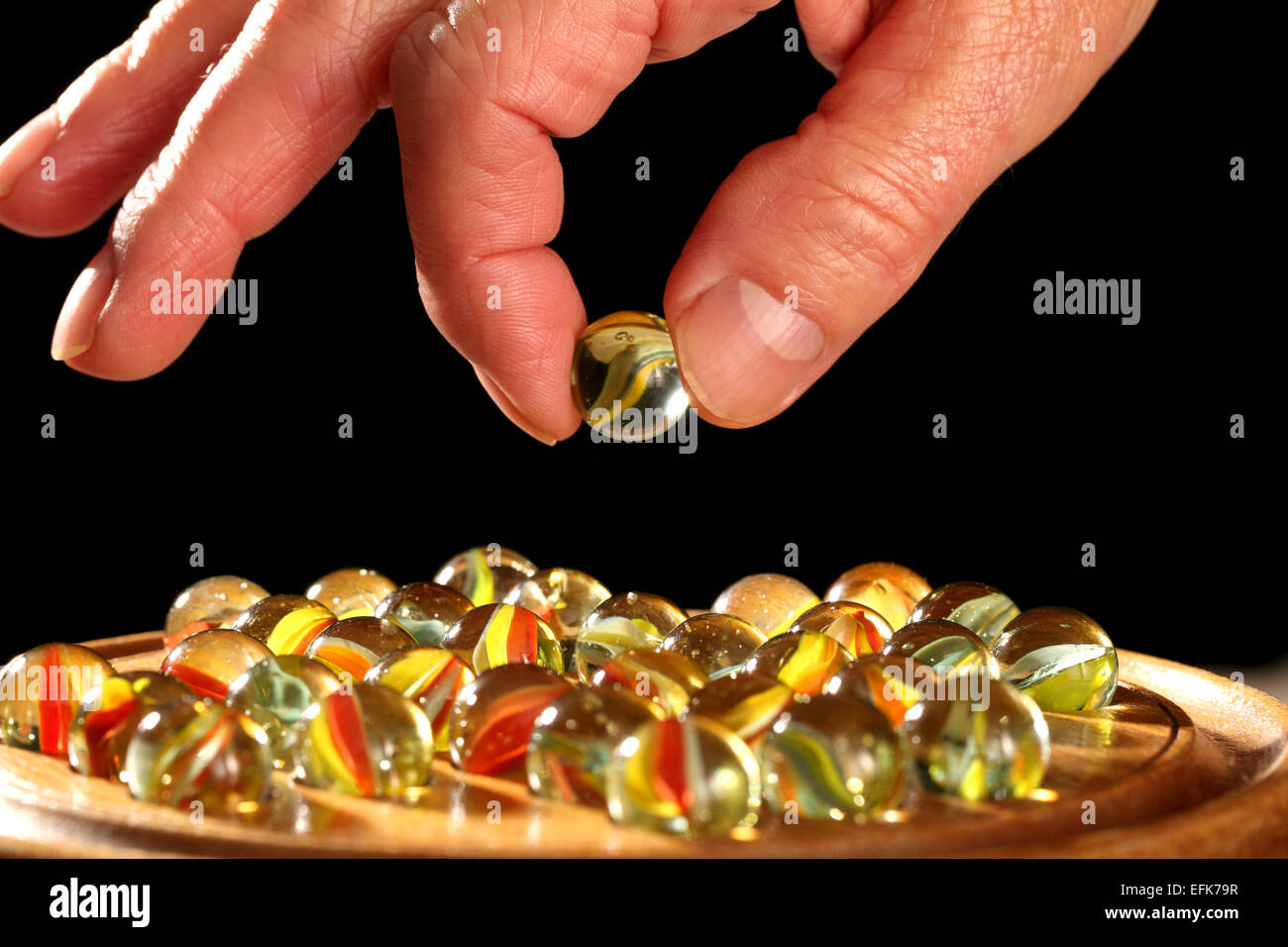 Kinder murmeln -Fotos und -Bildmaterial in hoher Auflösung – Alamy