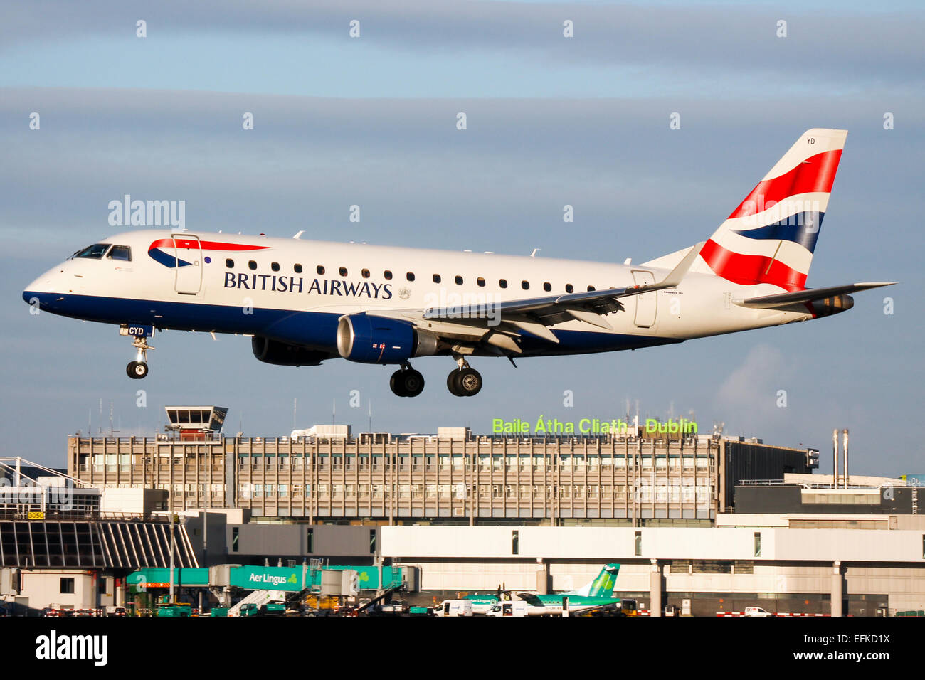 British Airways Embraer 170 nähert sich die Piste 28 am Flughafen ...