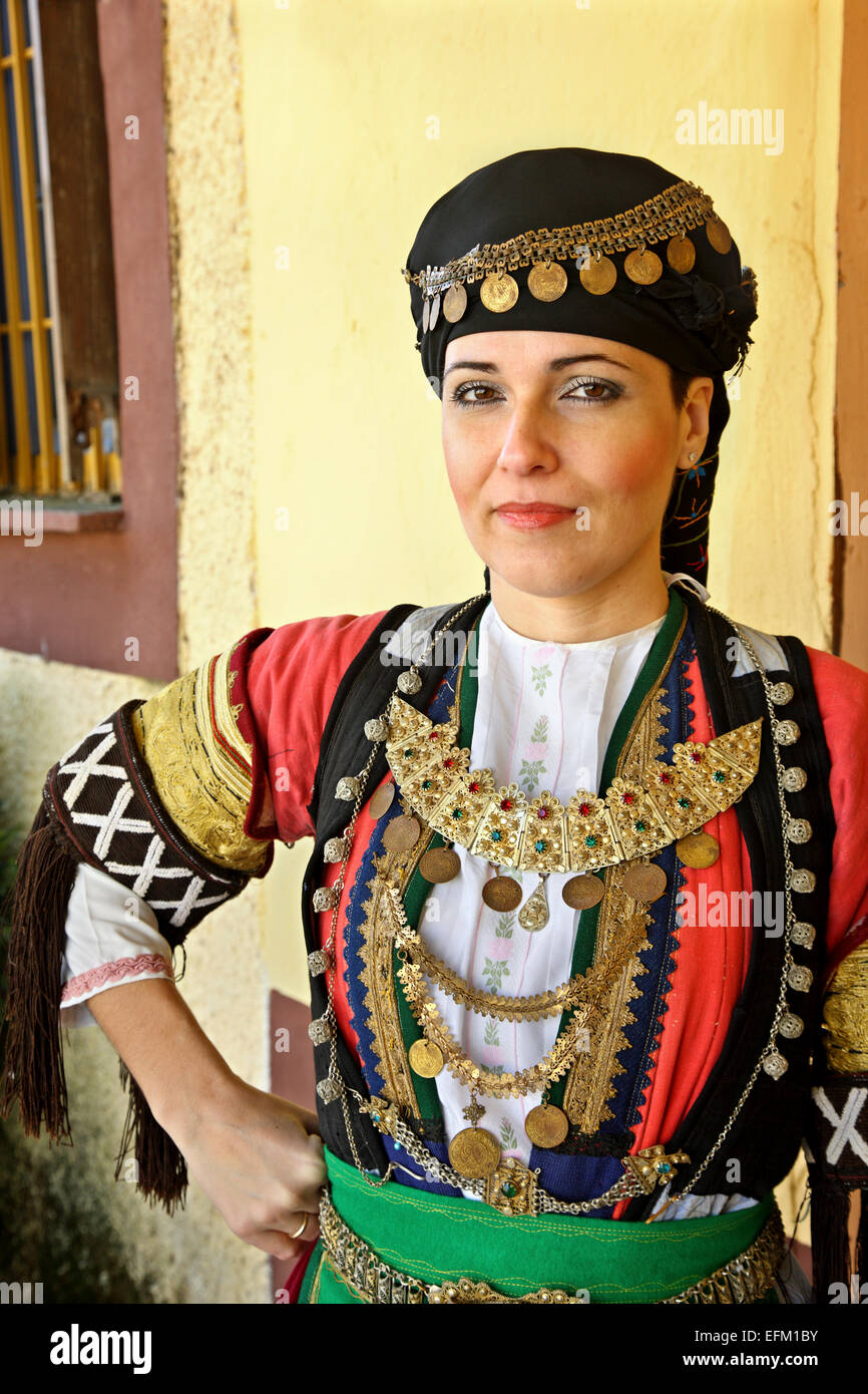 Traditionelle trachten -Fotos und -Bildmaterial in hoher Auflösung – Alamy