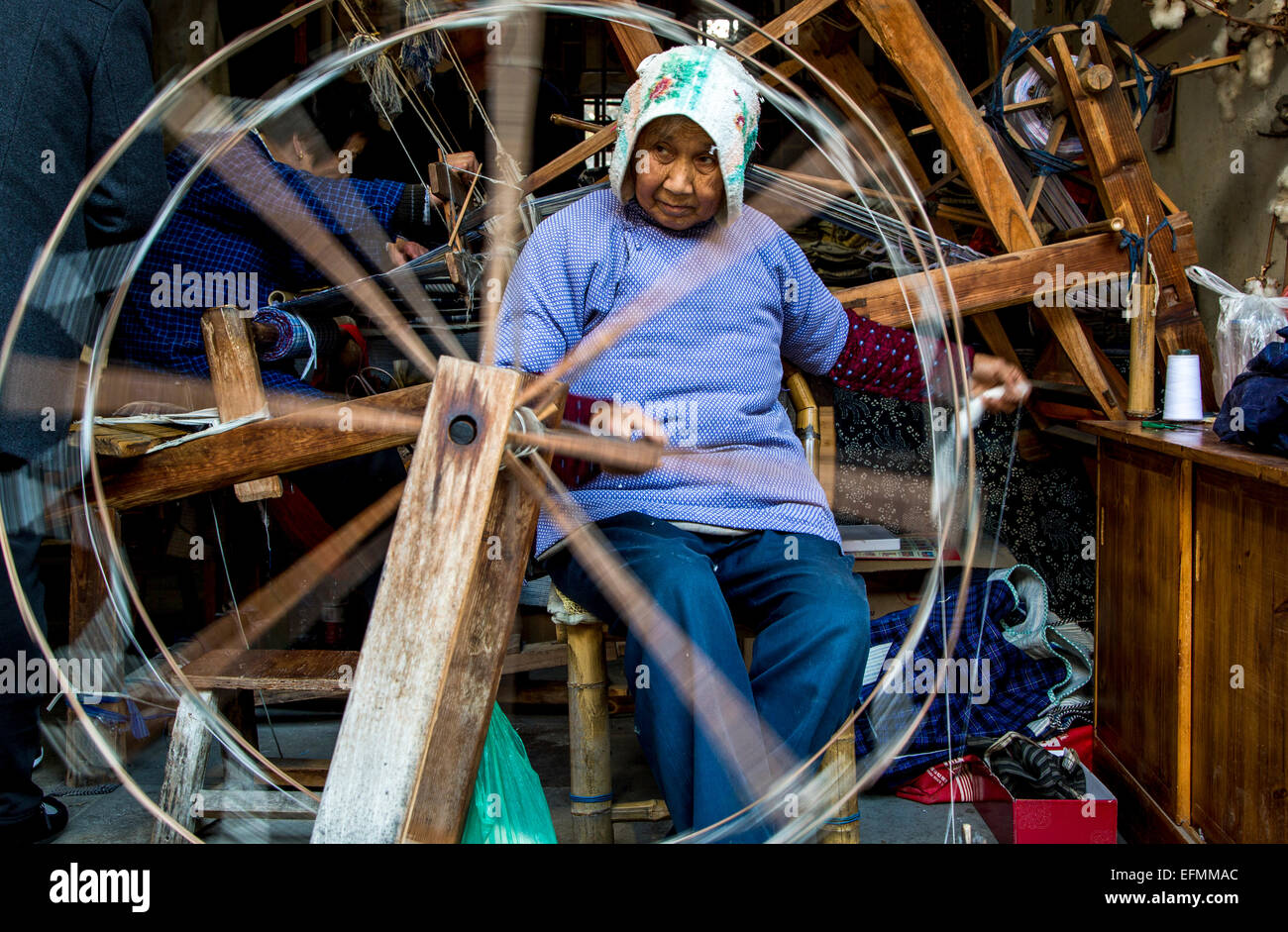 Alte frau mit spinnrad -Fotos und -Bildmaterial in hoher Auflösung – Alamy