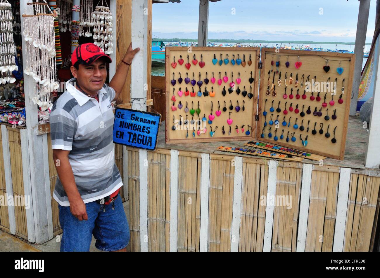 Tagua-Halsketten - Armbänder - Stände - Hafen in PUERTO PIZARRO ...