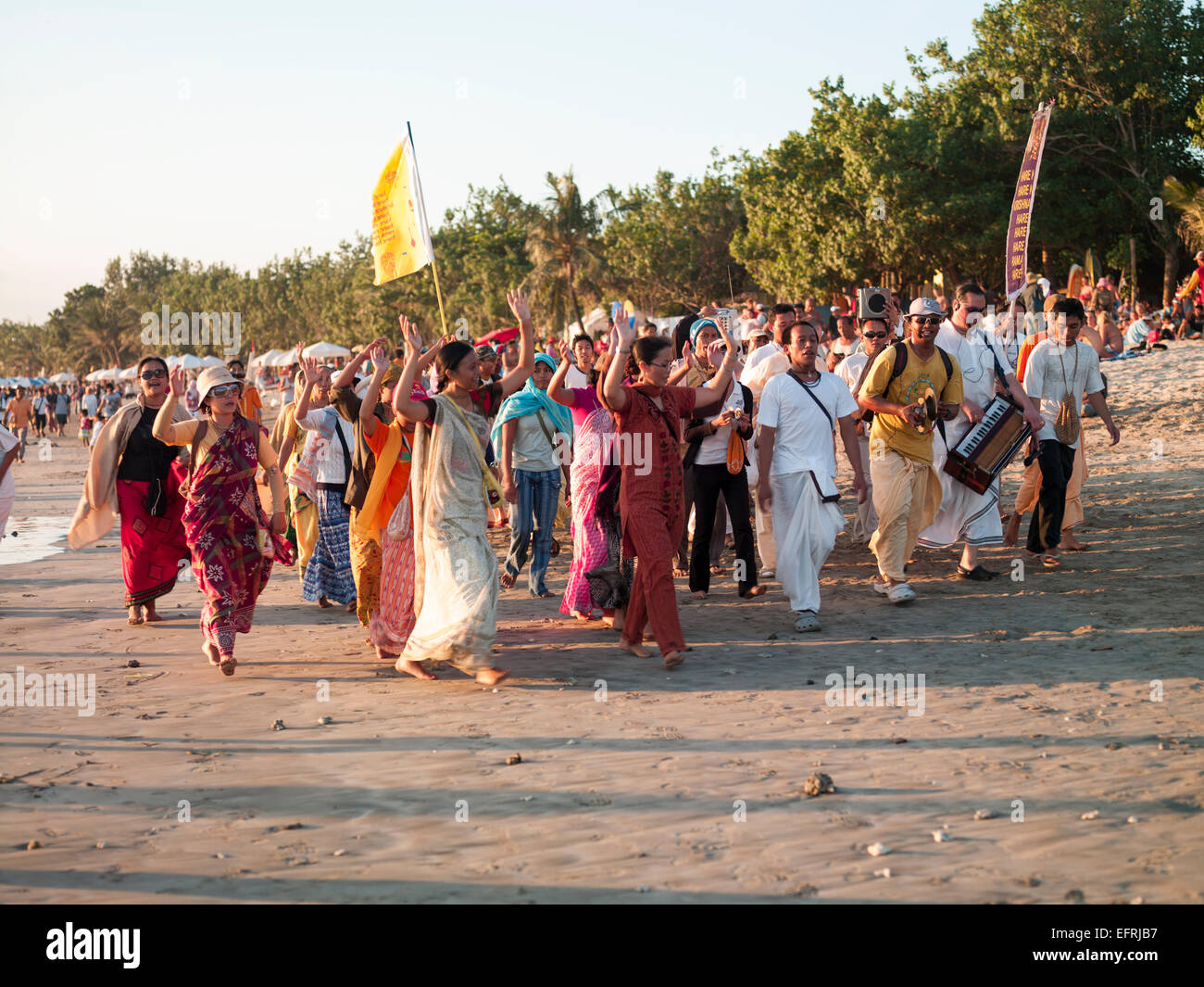 Menschen marschieren am kuta beach in bali -Fotos und -Bildmaterial in ...