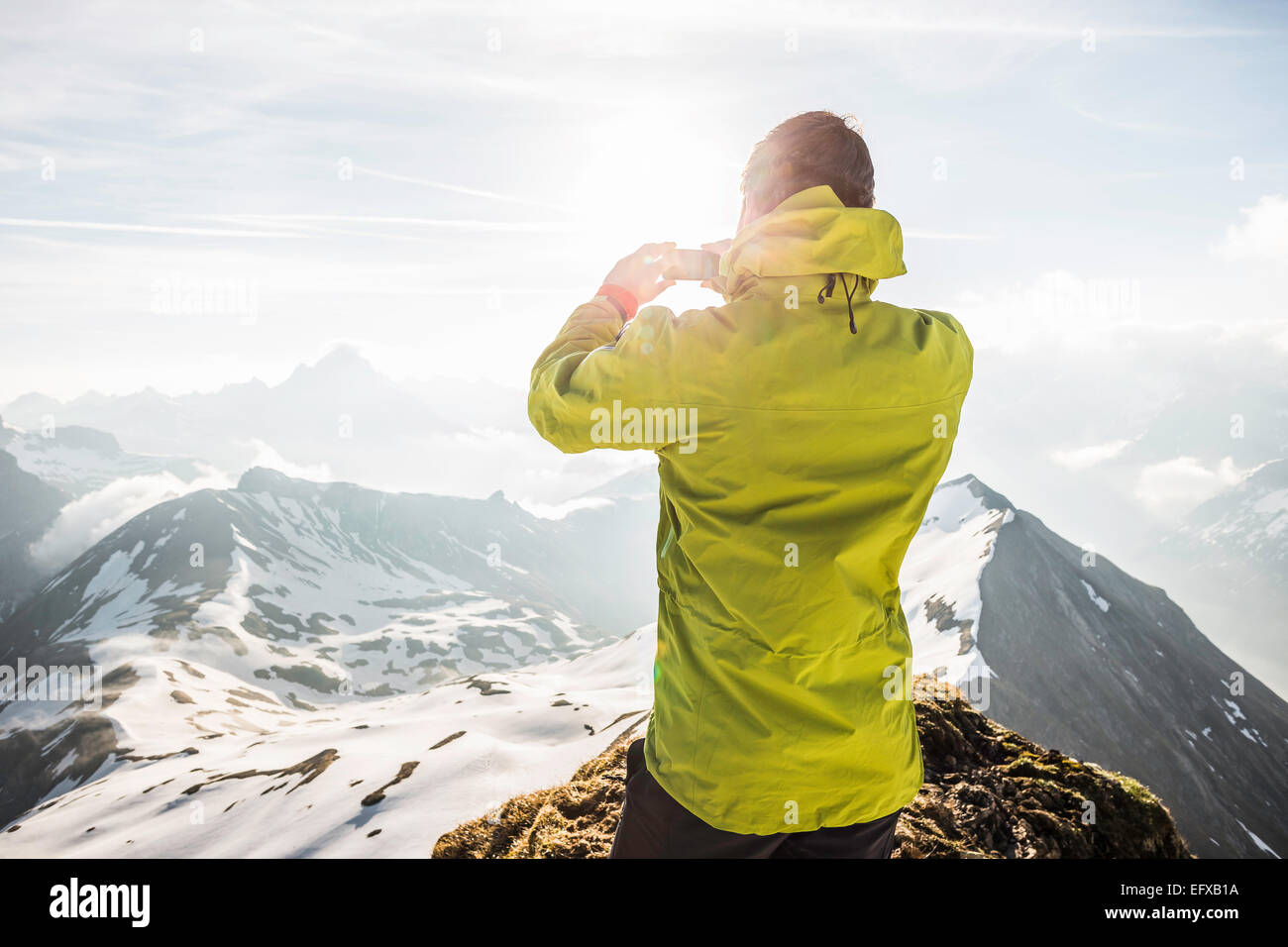 Männlicher trekker -Fotos und -Bildmaterial in hoher Auflösung – Alamy