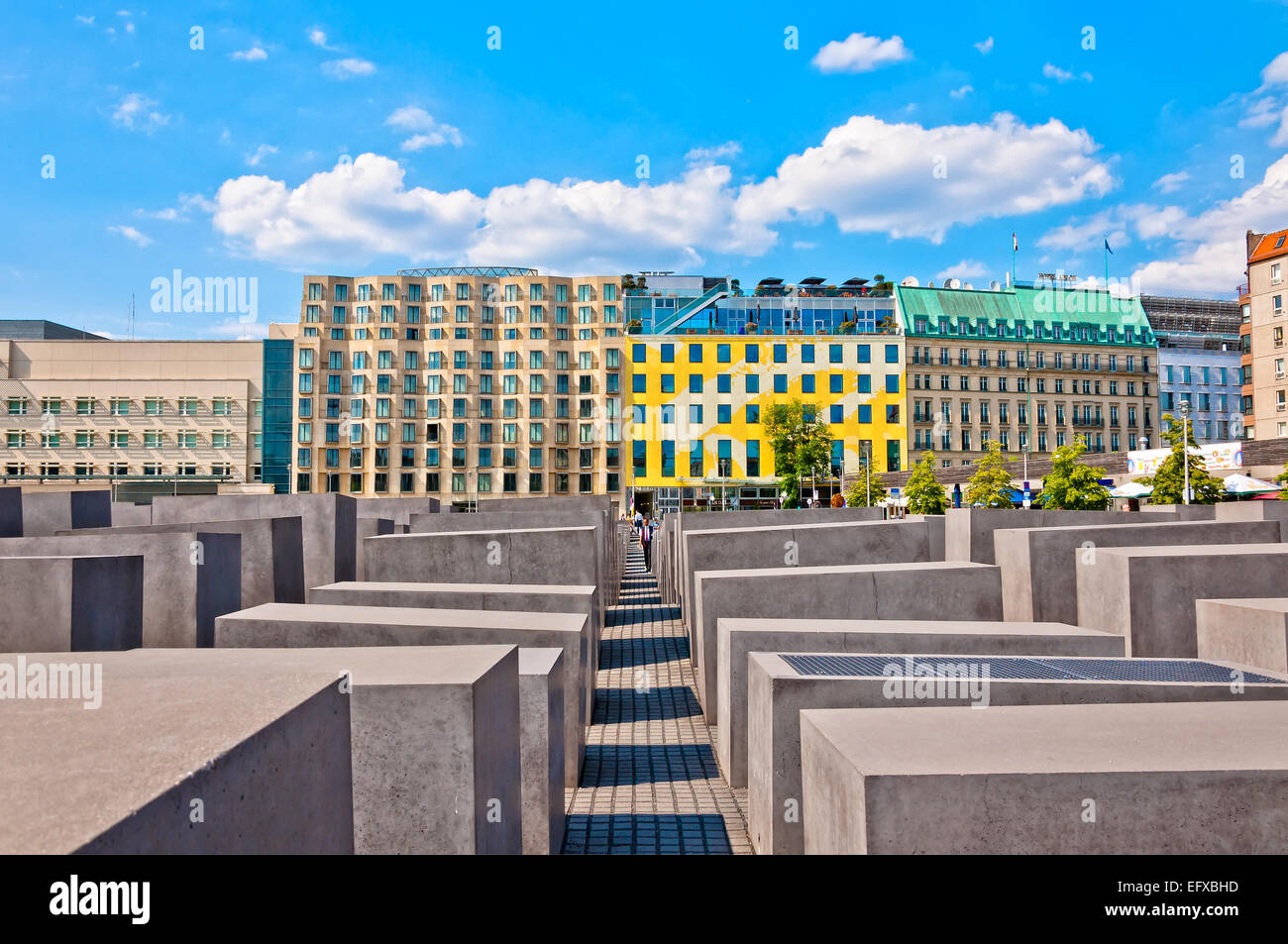 Berlin, Deutschland - 8. Juni 2013: The Holocaust-Mahnmal und moderne ...