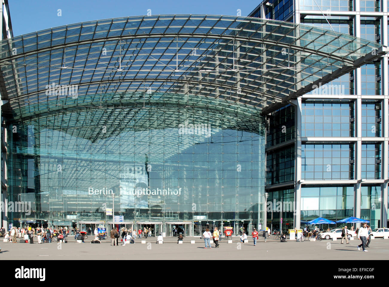 Menschen am Eingang zu den zentralen Bahnhof von Berlin im ...