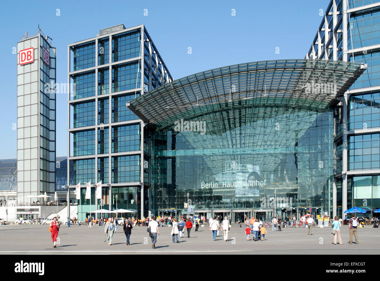 Menschen am Eingang zu den zentralen Bahnhof von Berlin im ...