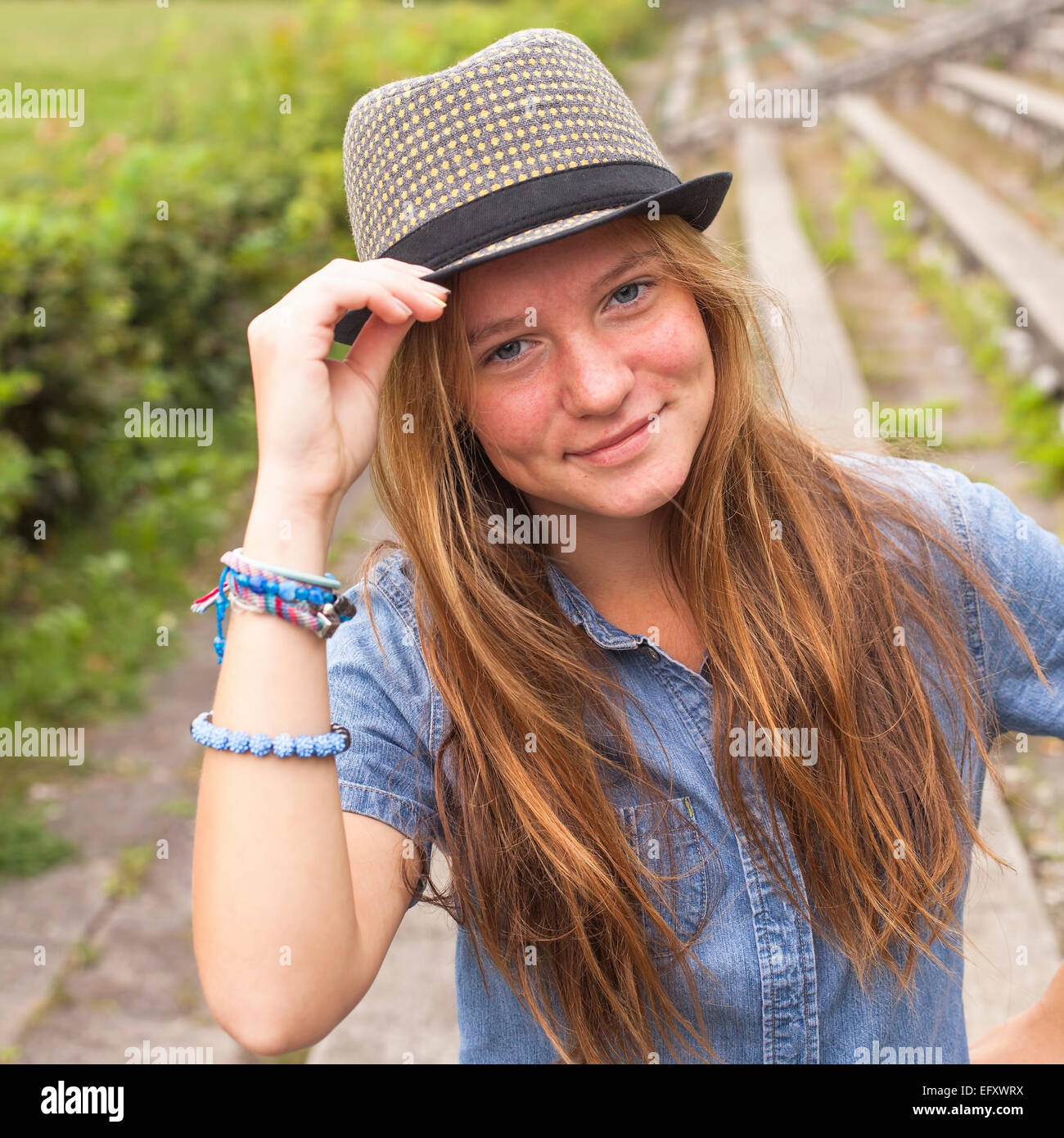 Cute Teen Mädchen mit Hut, draußen im Park (quadratische Baureihe ...