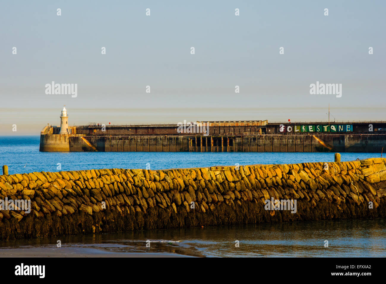 Folkestone seafront and harbour -Fotos und -Bildmaterial in hoher ...