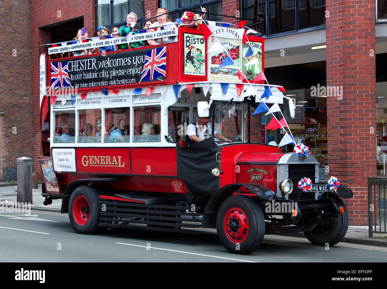 Altmodischer alter roter bus -Fotos und -Bildmaterial in hoher ...