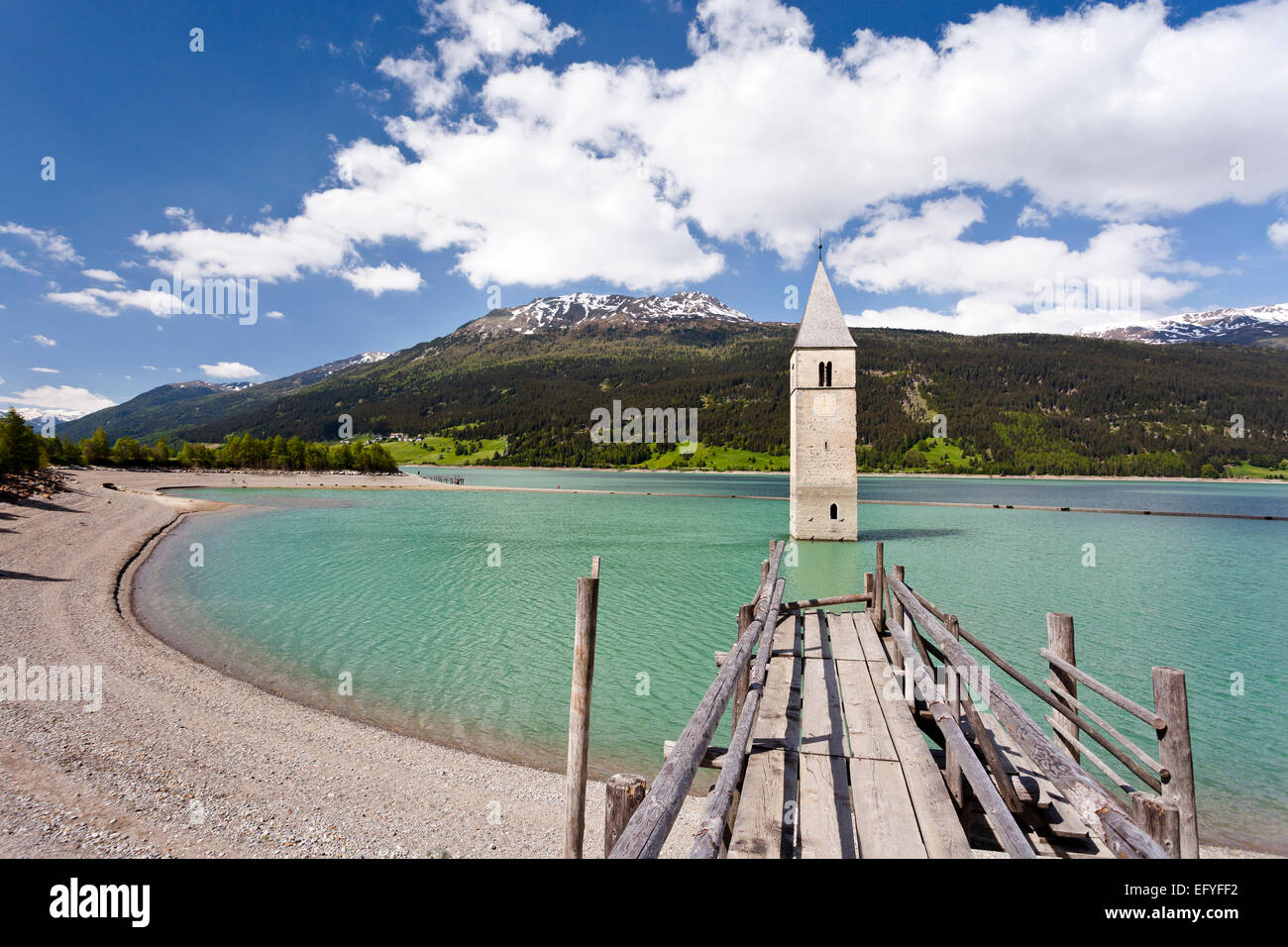 Kirchturm von Alt-Graun im Reschensee See in Alta Val Venosta ...