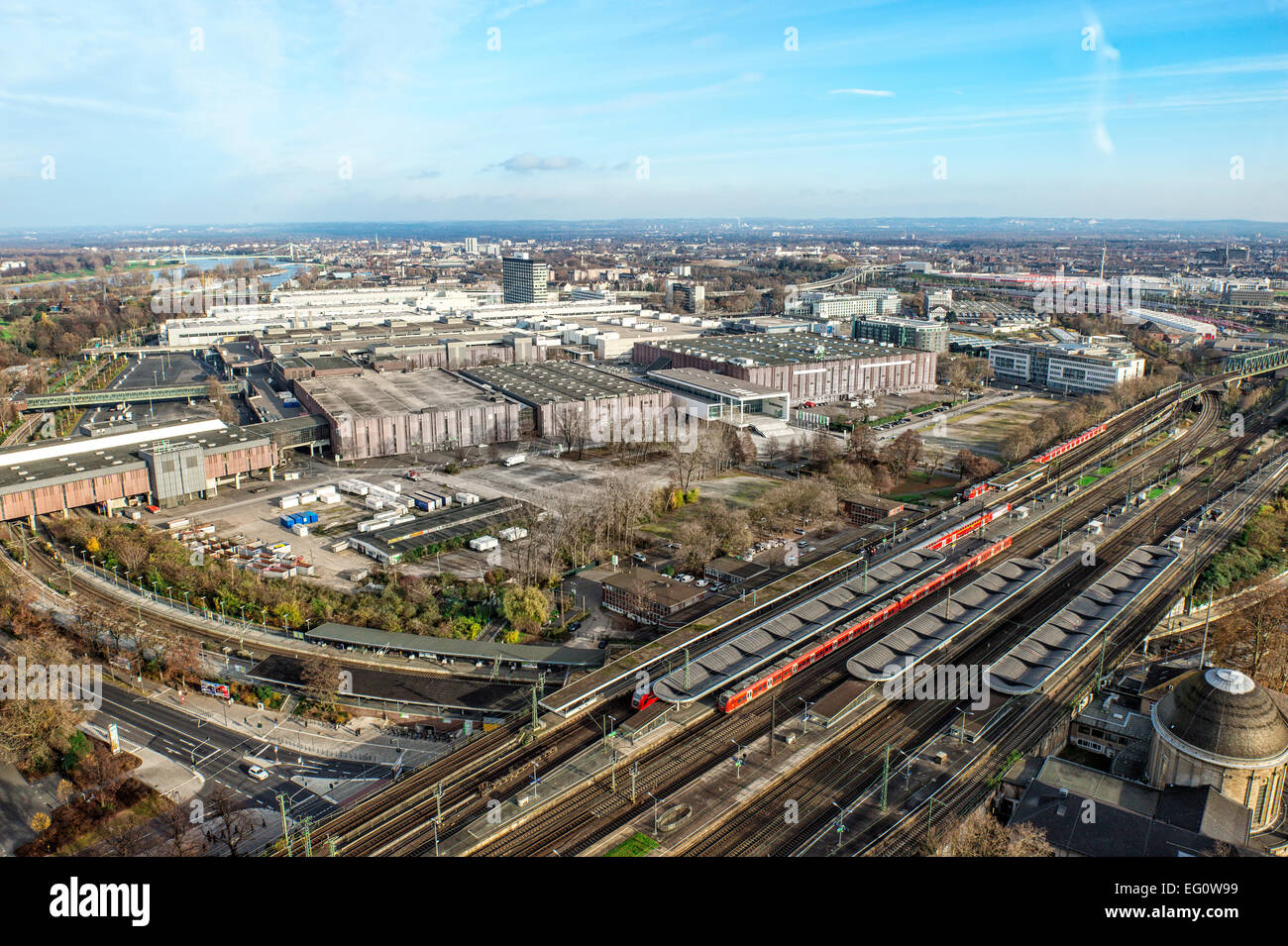 Köln Messe (Kongresszentrum) und dem Bahnhof, Köln, Nord Rhein ...
