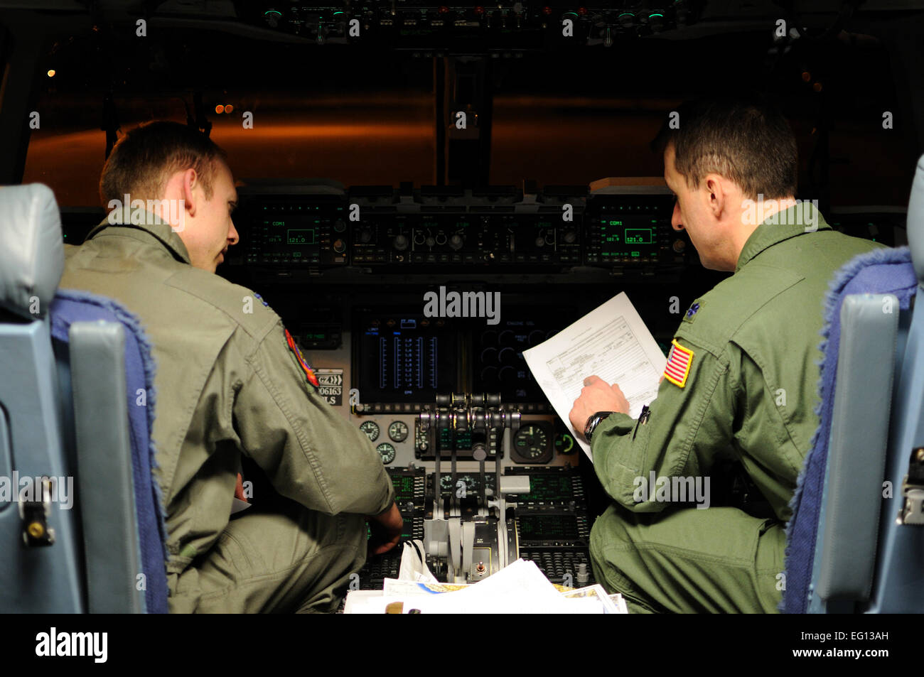 STEWART AIR NATIONAL GUARD BASE, NY - Lt Col Michael Casebeer und Capt ...