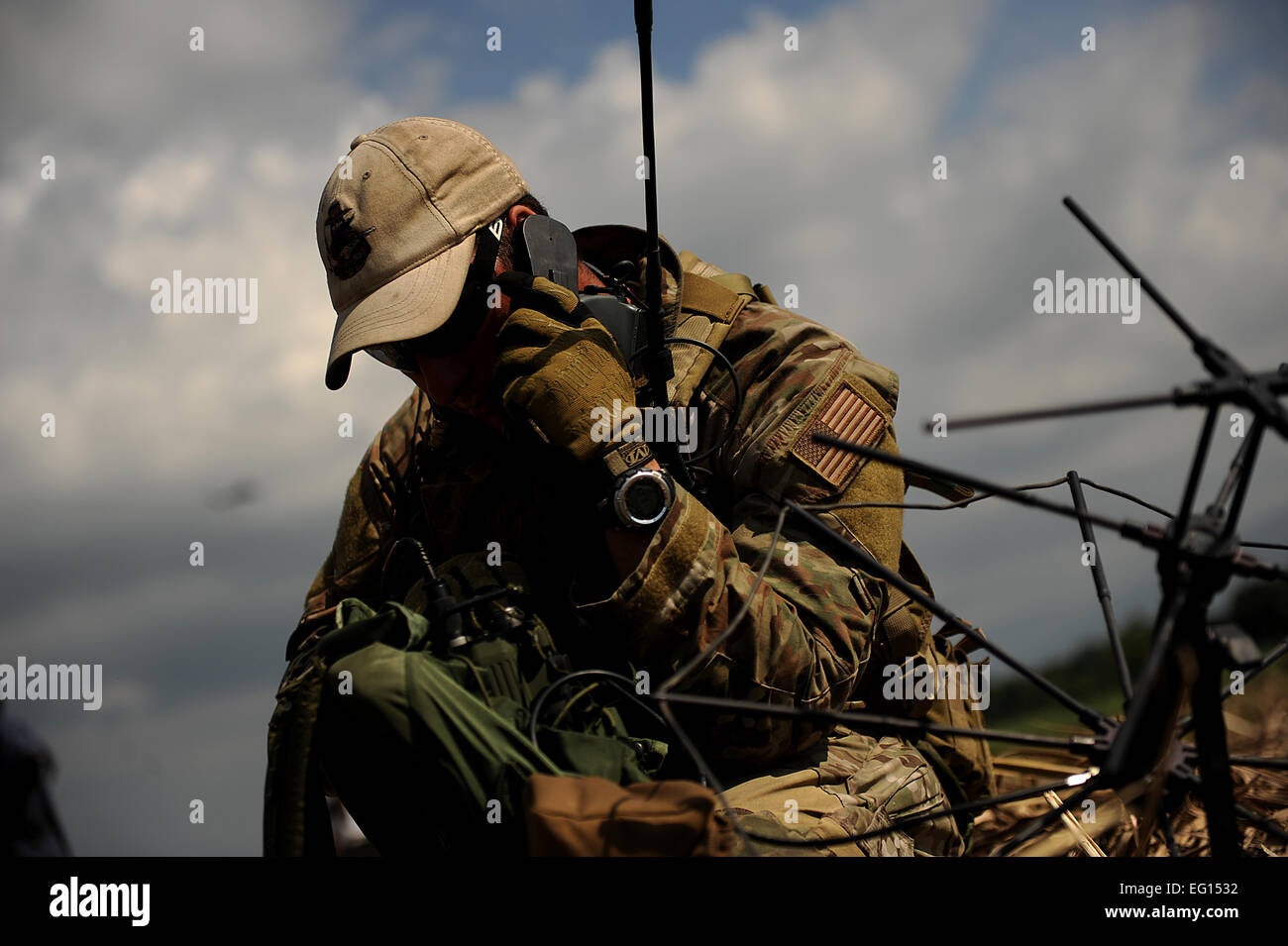 Ein US-Air Force Combat Controller radios wieder spezielle Taktiken ...