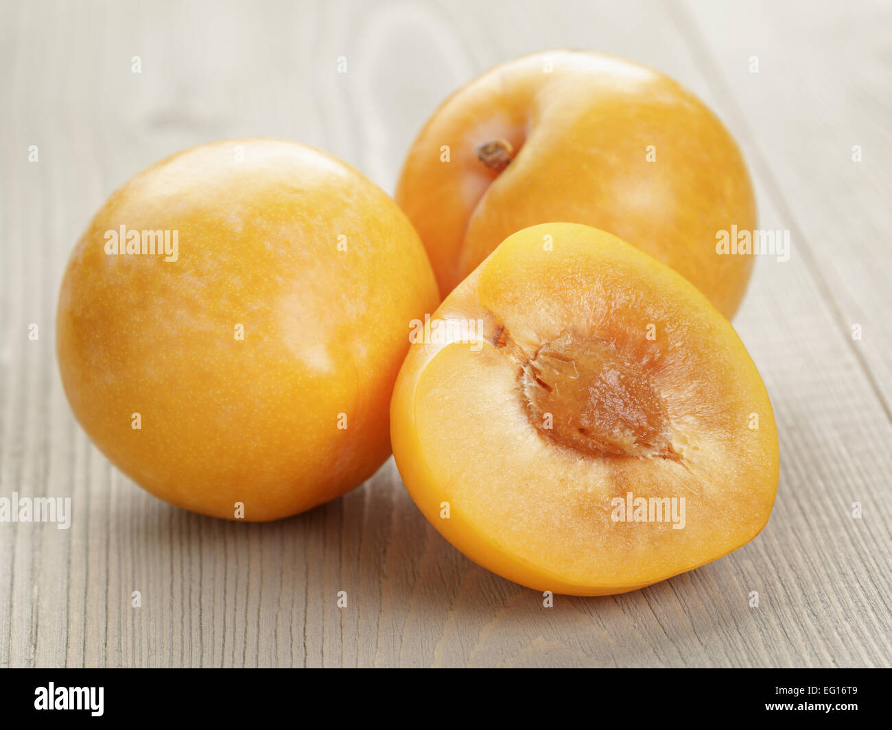 drei Reife gelbe Pflaumen Stockfotografie - Alamy