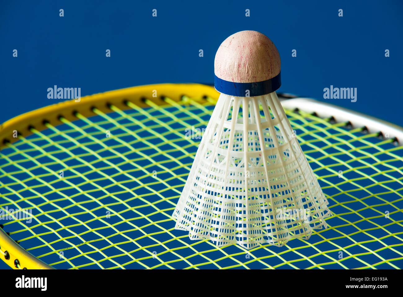 Badminton Federball auf dem Schläger Stockfotografie - Alamy