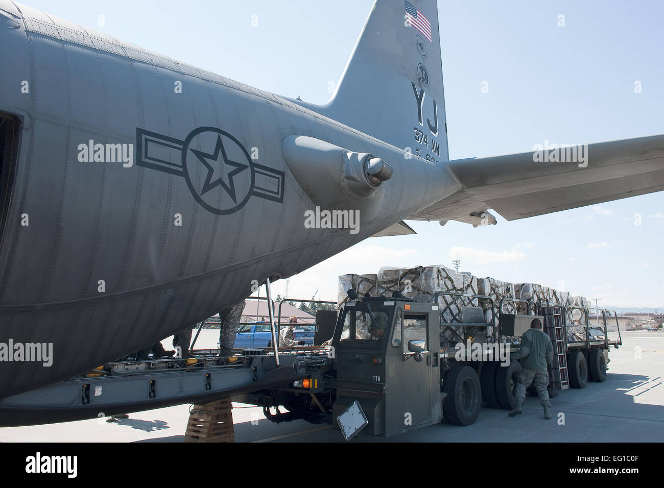 YOKOTA AIR BASE, Japan--Mitglieder aus der 730. Air Mobility Squadron ...