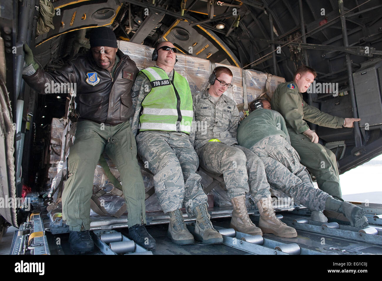 YOKOTA AIR BASE, Japan--laden Mitglieder aus der 730. Air Mobility ...