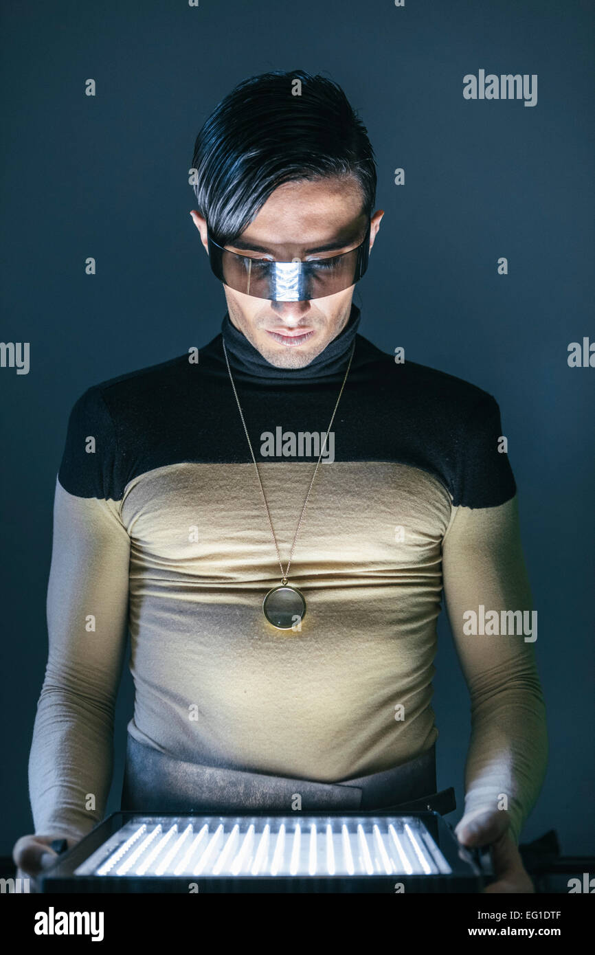 Futuristische High-Tech-Mode mit Brille als Technik-Gadget ...