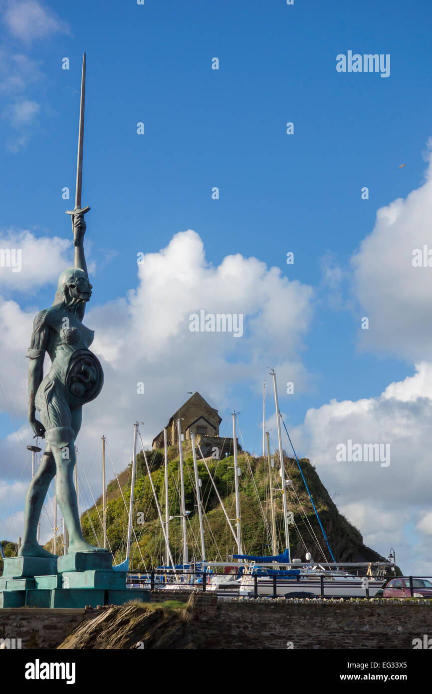 Die Verity-Statue von Damien Hirst steigt über den Hafen von Ilfracombe ...