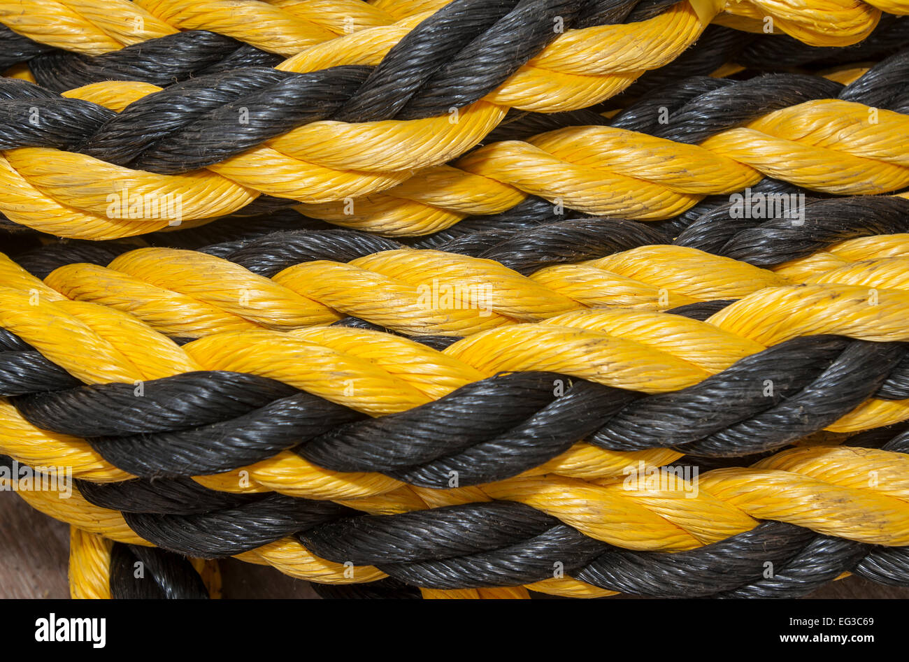 Ein Gewirr aus Nylon Seile schwarz und gelb Stockfotografie - Alamy