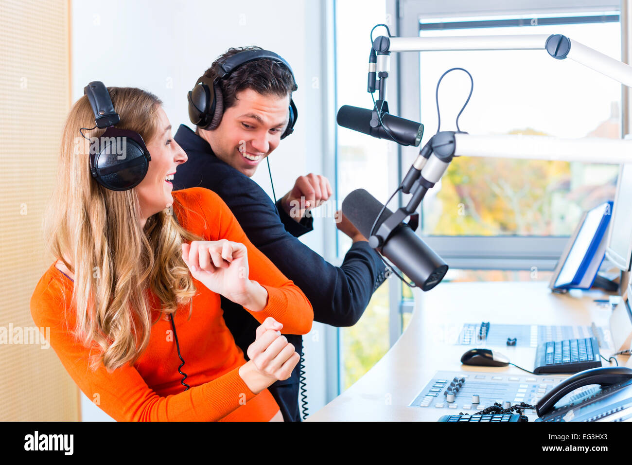 Moderatoren und Moderatoren - Mann und Frau - Radiosenders Gastgeber ...