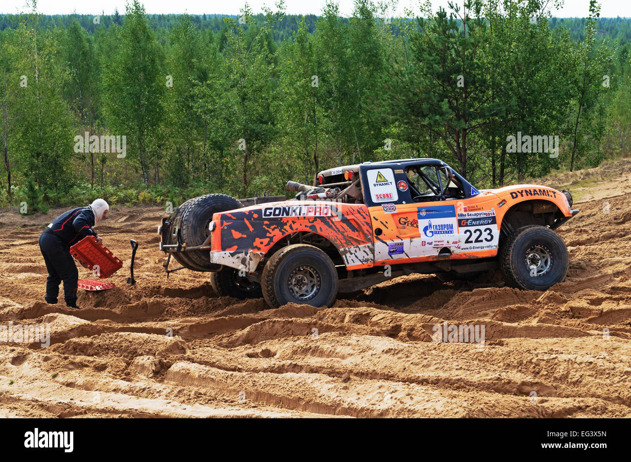 Rennen auf einer Rallye-Raid auf sandigen Dünen. Rallye-Raid Baha ...