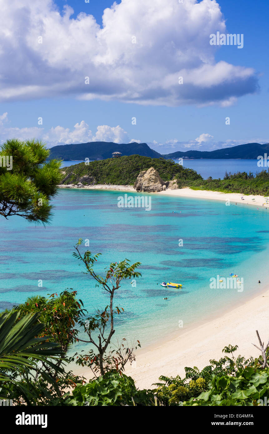 Schöne Aharen Strand mit Touristen genießen die Sonne und Wasser auf ...
