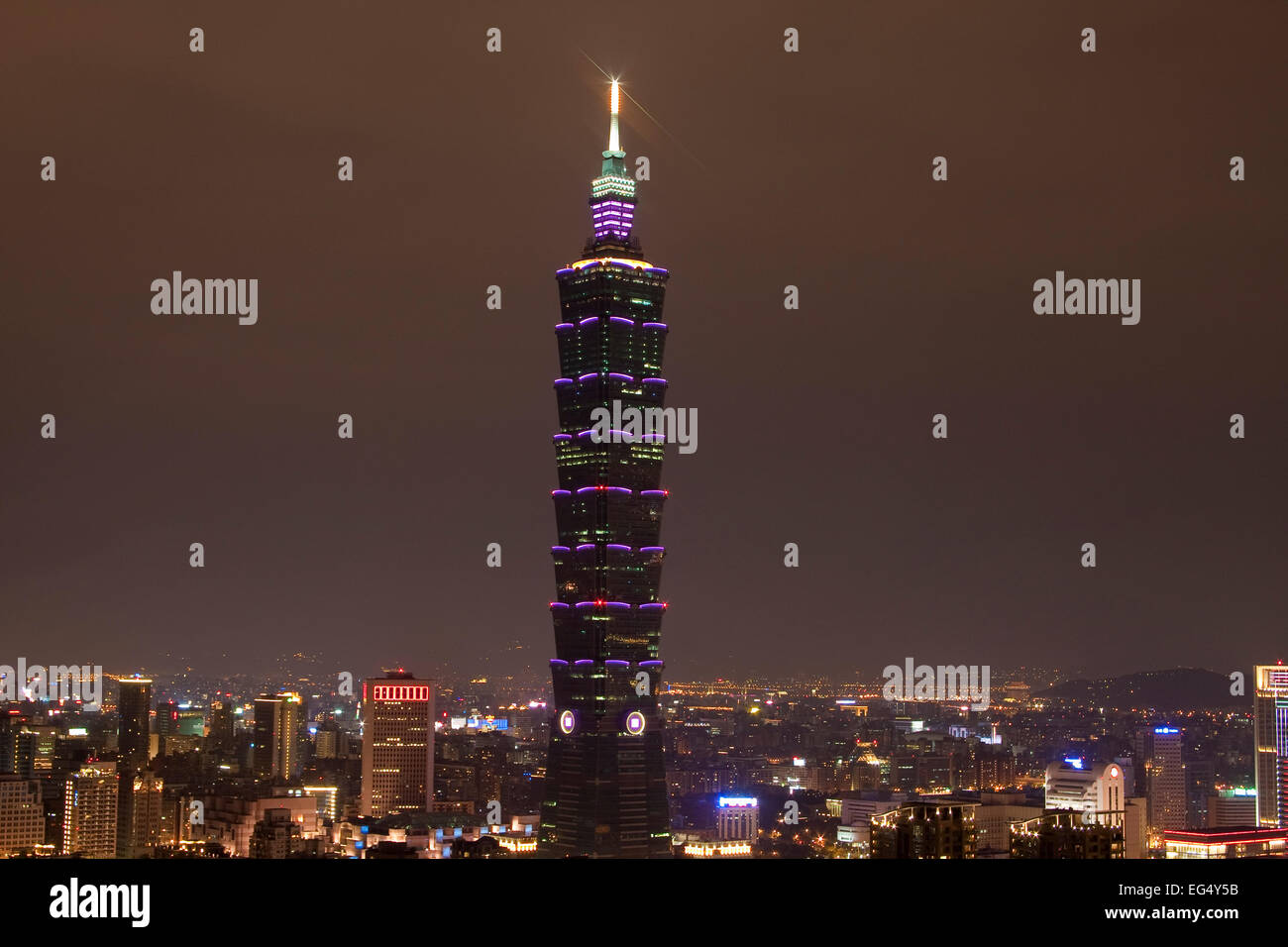 Taipei turm 101 turm bei nacht -Fotos und -Bildmaterial in hoher Auflösung – Alamy
