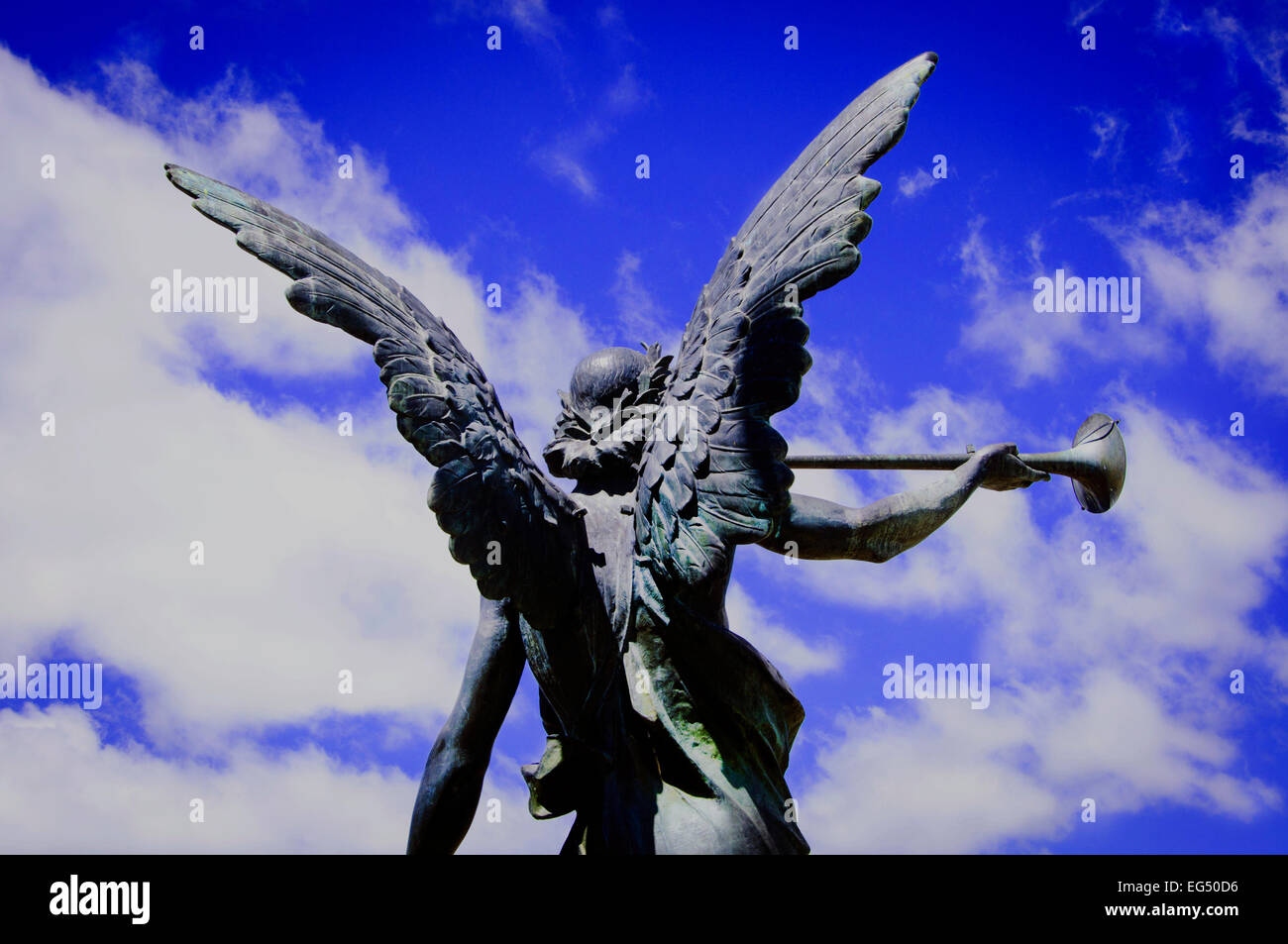 Engelsflügel statue -Fotos und -Bildmaterial in hoher Auflösung – Alamy