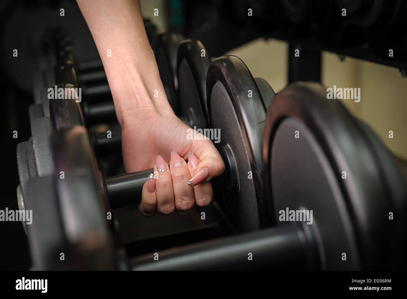 Hand mit hantel -Fotos und -Bildmaterial in hoher Auflösung – Alamy