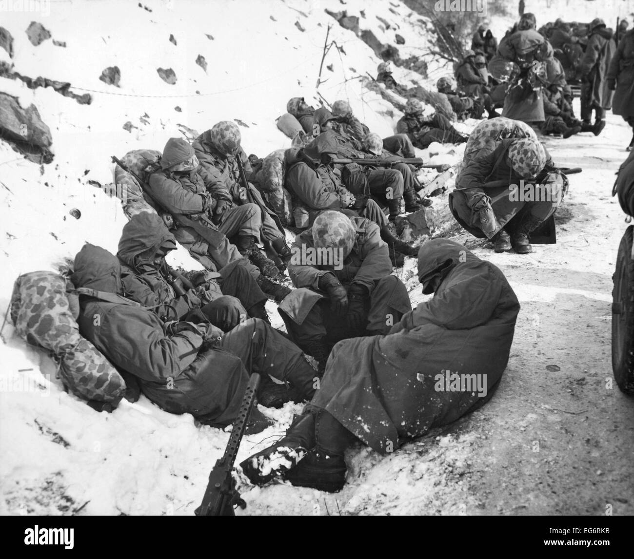 US-Marines fangen ein paar Momente Ruhe während ihren Rückzug aus dem ...