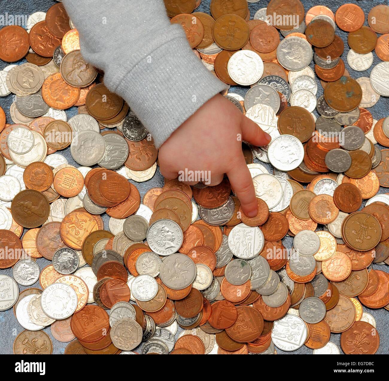 Alte hand geld -Fotos und -Bildmaterial in hoher Auflösung - Seite 2 ...