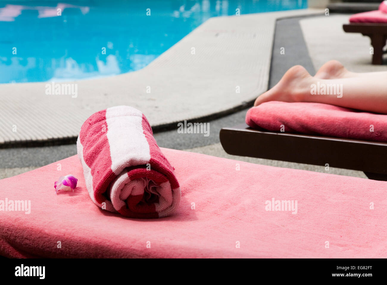 Sun lounger pool feet -Fotos und -Bildmaterial in hoher Auflösung – Alamy