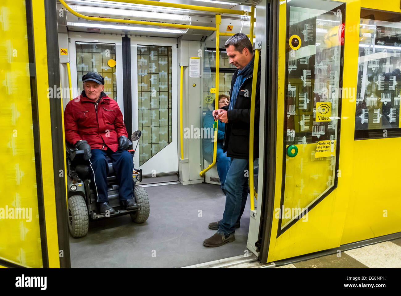 Berlin, Deutschland, Behinderte Personen Boarding U-Bahn, U-Bahn ...